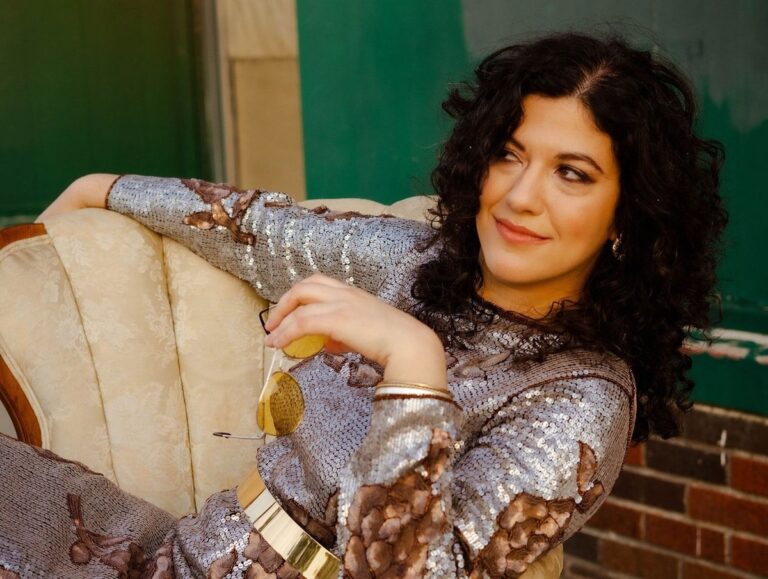 LISTEN: “Wine & Gold” by Casii Stephan – AMPLIFY THE NOISE